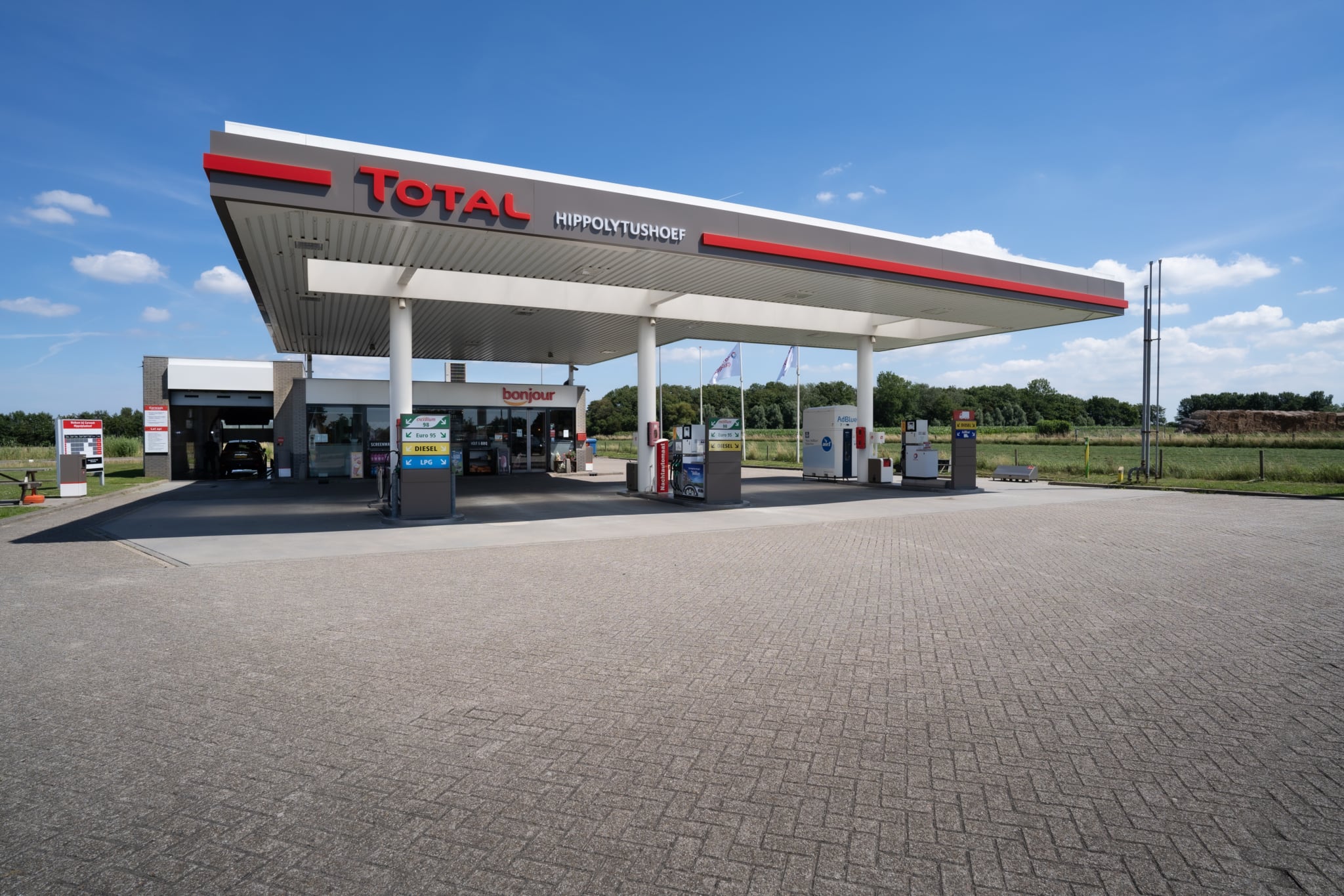 Eerste drie GP Groot tankstations in Total kleuren | GP Groot